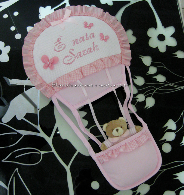 Fiocco nascita mongolfiera rosa “E’ nata Sarah” – Gift – Ricamo e cucito