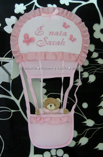 Fiocco nascita mongolfiera rosa “E’ nata Sarah” – Gift – Ricamo e cucito